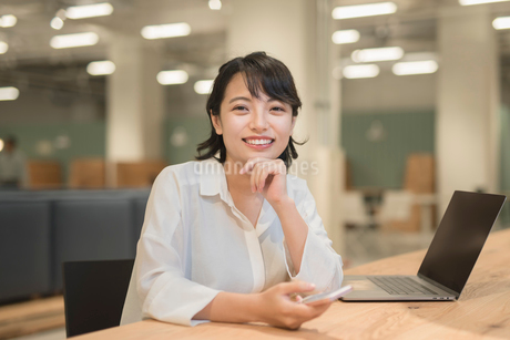 会社のデスクで談笑中のOL女性の写真素材 [FYI01216307] | ストックフォトの Qlean Market（キュリンマーケット）