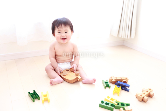 おもちゃで遊ぶ赤ちゃんの写真素材 [fyi01635791] ストックフォトの Qlean Market