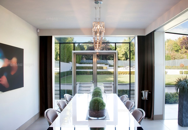 Centerpieces on table in modern dining roomの写真素材 [FYI02151512] | ストック ...