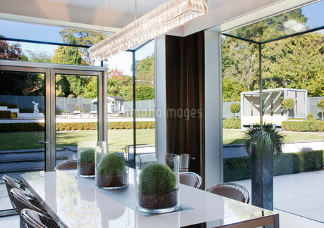 Centerpieces on table in modern dining roomの写真素材 [FYI02151512] | ストック ...