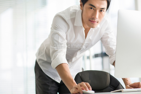 Young businessman using computer in officeの写真素材 [FYI02632389] | ストックフォト ...