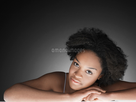 Young woman reclining (portrait)の写真素材 [FYI02953277] | ストックフォトの Qlean ...