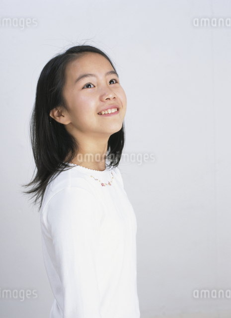 上を向く日本人の女の子の写真素材 [fyi03209451] ストックフォトの Qlean Market（キュリンマーケット）