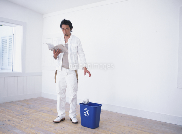 新聞をリサイクルボックスに入れる日本人男性の写真素材 [FYI03358824] | ストックフォトの Qlean Market