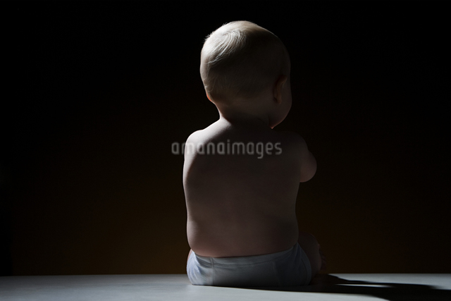 Rear view of a baby boyの写真素材 [FYI03464888] | ストックフォトの Qlean Market