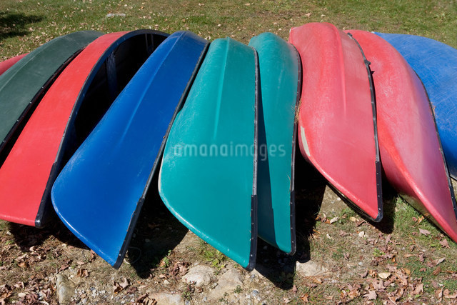 Canoes upside down in a rowの写真素材 [FYI03477600] | ストックフォトの Qlean Market ...