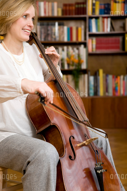 Pregnant woman playing Celloの写真素材 [FYI03487994] | ストックフォトの Qlean Market