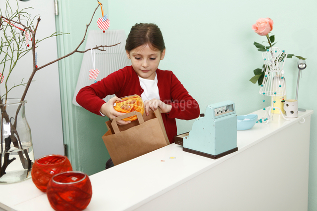 Girl working behind shop tillの写真素材 [FYI03494050] | ストックフォトの Qlean ...