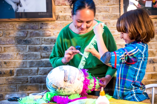 Mother and son decorating pinata at homeの写真素材 [FYI03805223] | ストックフォトの ...