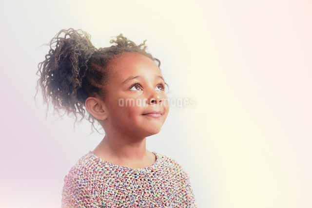 Portrait of young girl, looking up, smilingの写真素材 [FYI03576811] | ストック ...