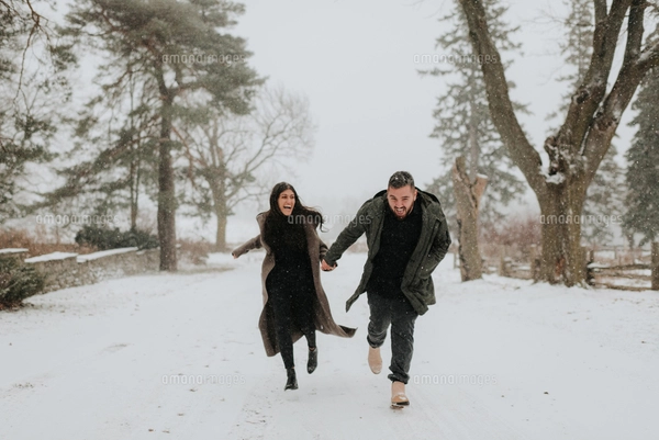 Couple running in snowy landscape, Georgetown, Canadaの写真素材 [FYI03613272 ...