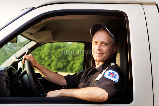 Portrait of man driving ambulanceの写真素材 [FYI03663627] | ストックフォトの Qlean ...