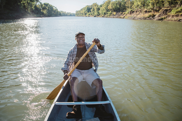 Portrait of smiling man rowing on lakeの写真素材 [FYI03726997] | ストックフォトの ...