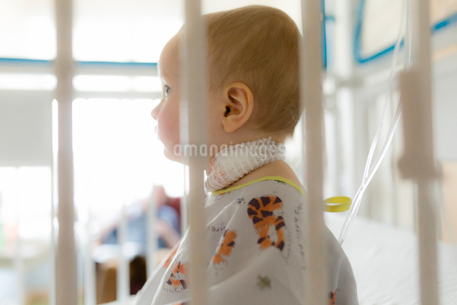 Side view of sick baby boy sitting in hospital cribの写真素材 [FYI03738140 ...