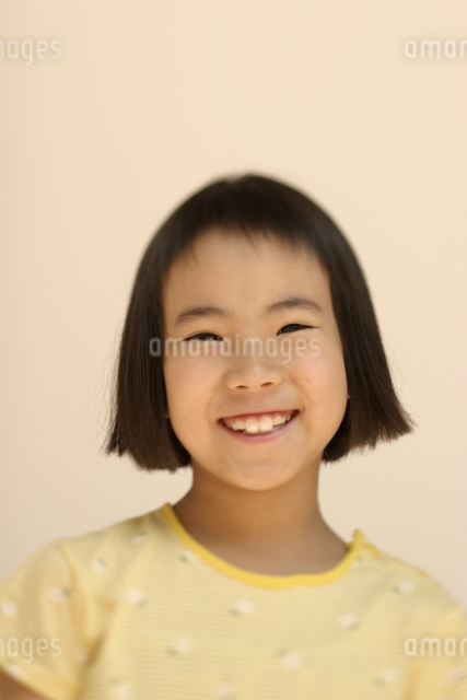 笑顔の日本人の女の子の写真素材 Fyi04048830 ストックフォトの Qlean Market（キュリンマーケット）