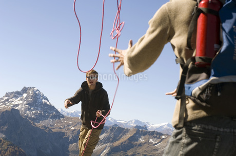 Austria, Salzburg County, Young couple using a rope as a safの写真素材 ...
